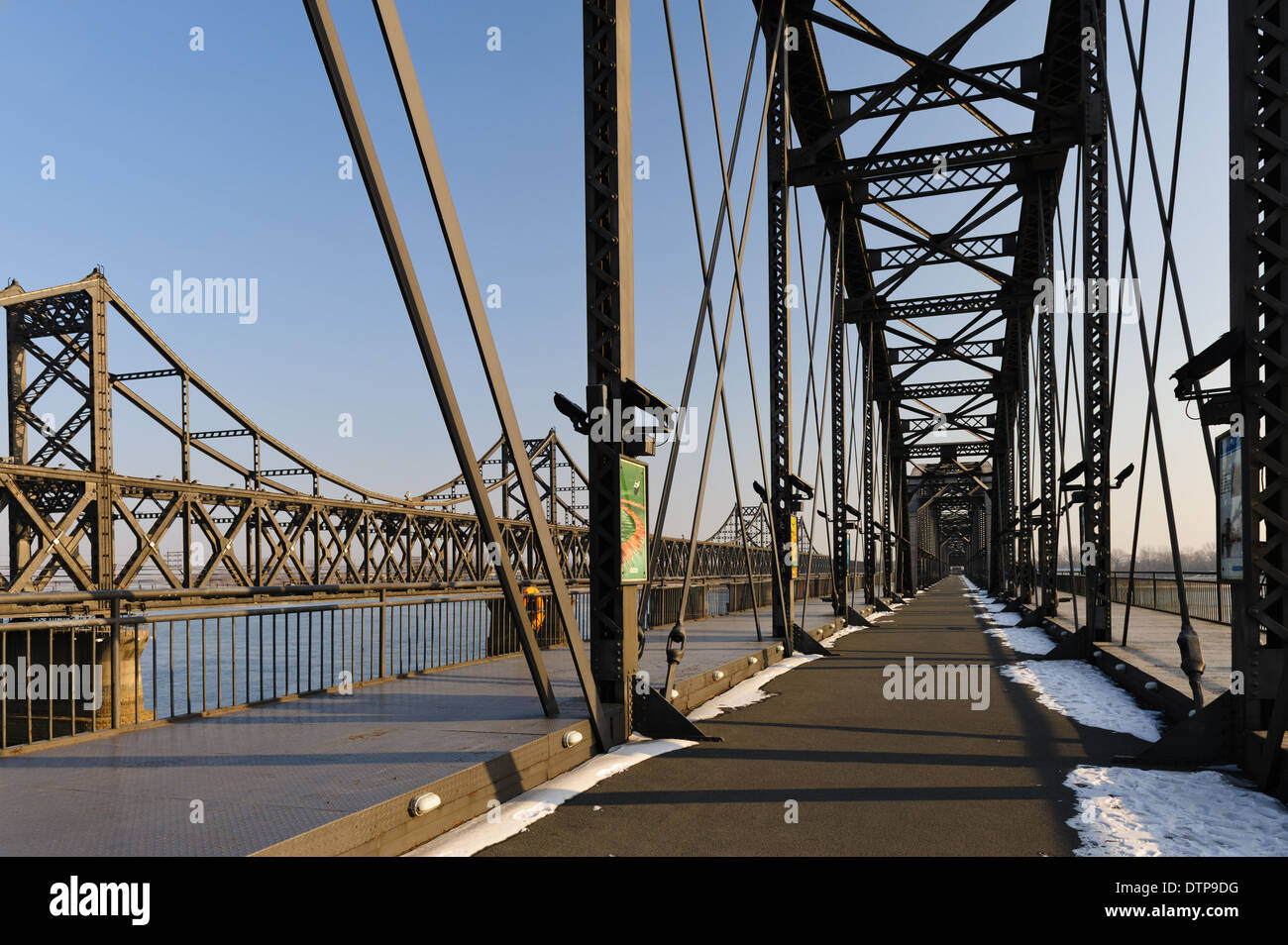 The Sino-Korean Friendship Bridge (left) and "Broken Bridge" (right ...