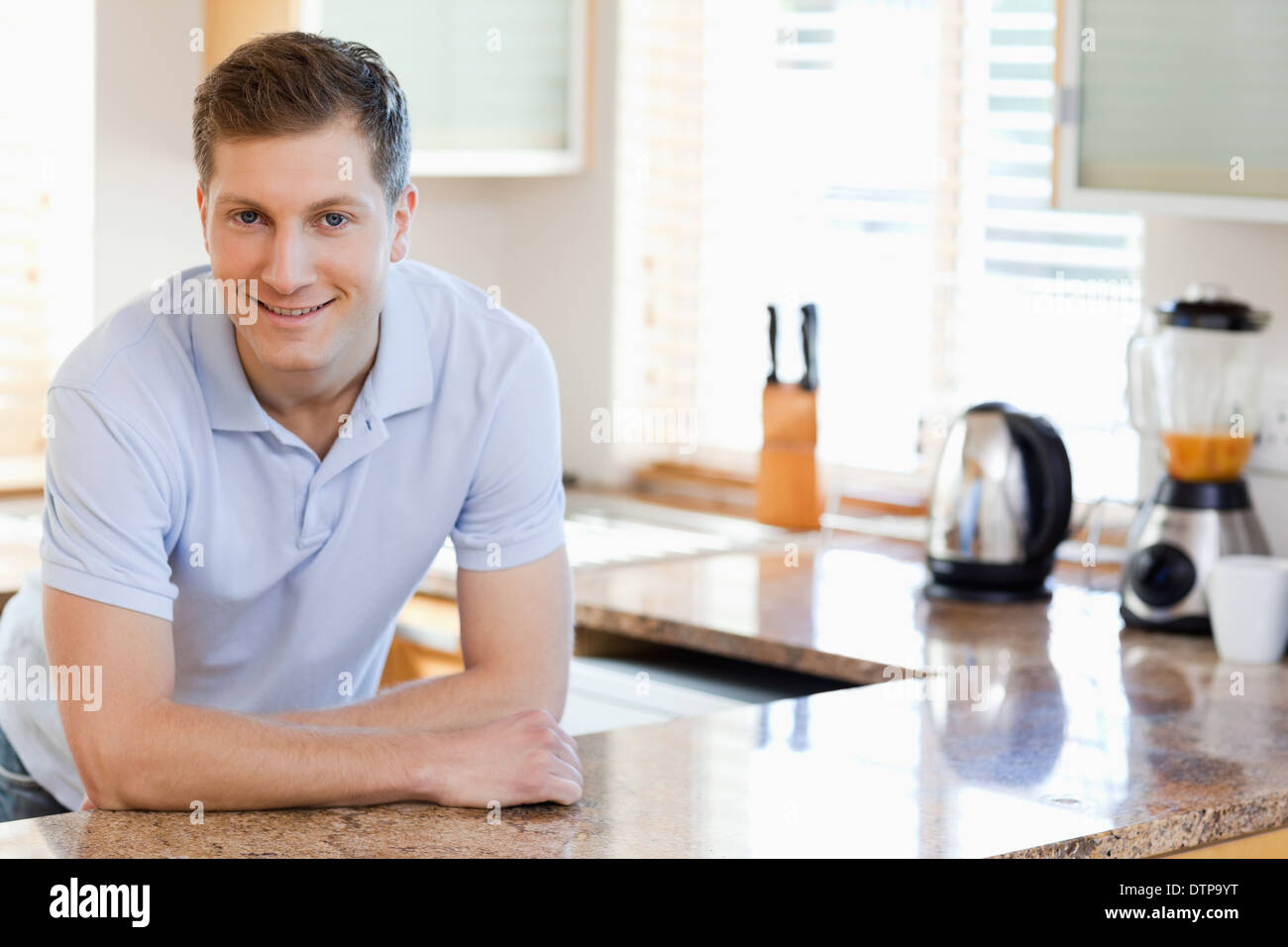 Man leaning against kitchen counter hi-res stock photography and images ...