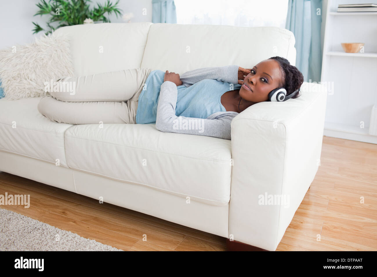 Woman on couch listening hi-res stock photography and images - Alamy