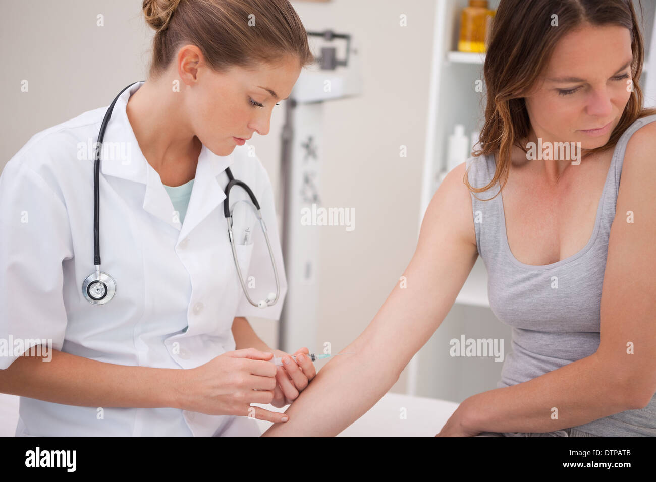 Doctor giving injection Stock Photo - Alamy