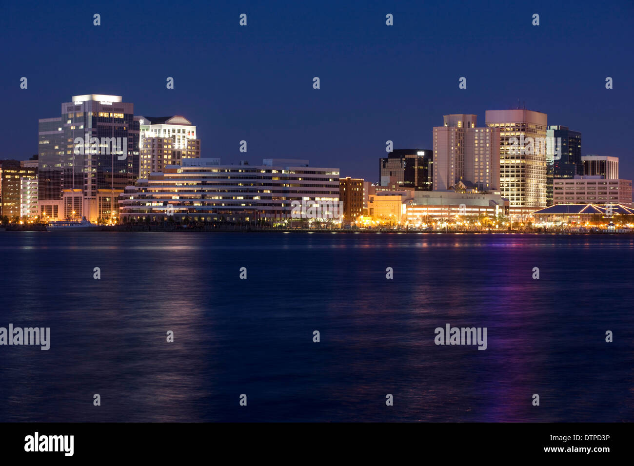SKYLINE ELIZABETH RIVER NORFOLK VIRGINIA USA Stock Photo - Alamy