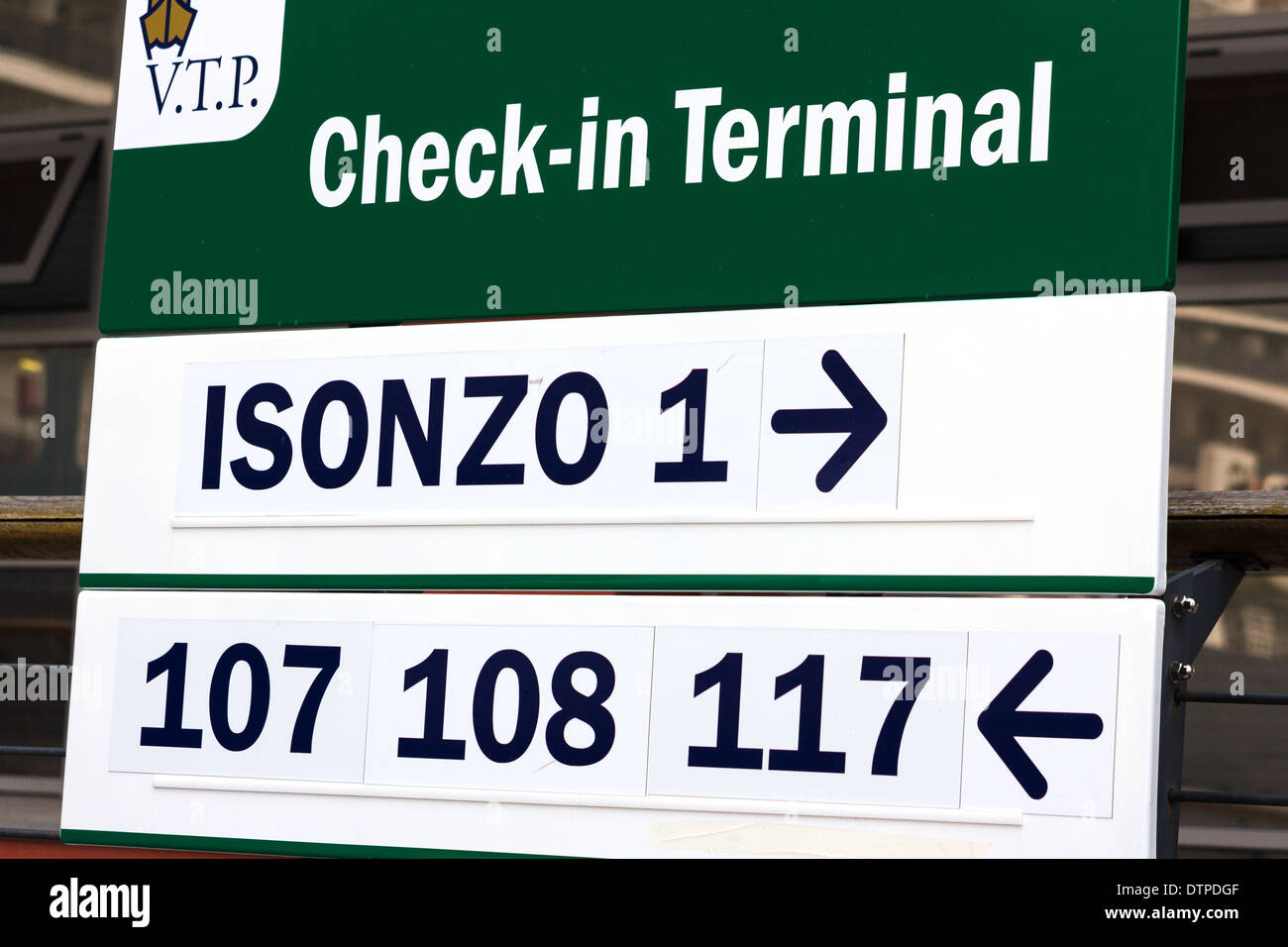 Check in terminals hi-res stock photography and images - Alamy
