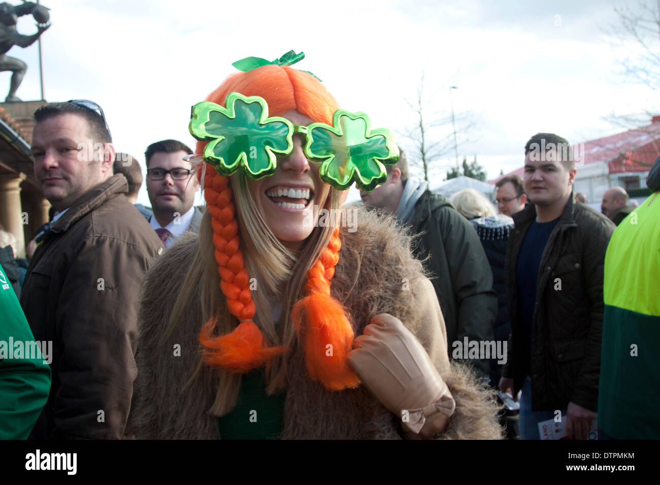 English and irish rugby fan hi-res stock photography and images - Alamy