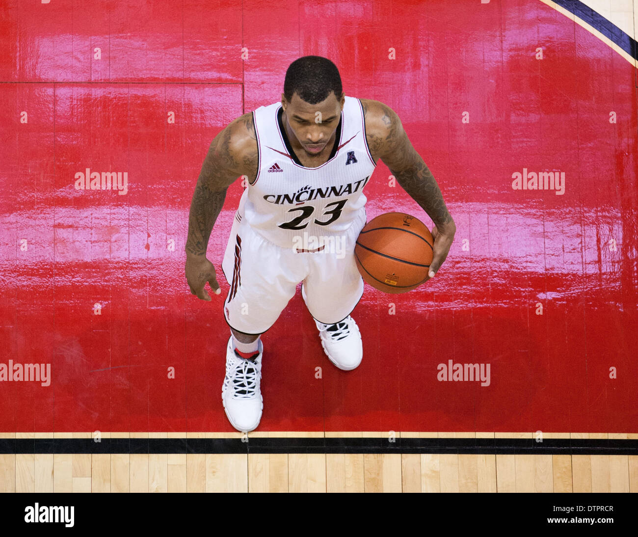 Cincinnati, OH, USA. 22nd Feb, 2014. Cincinnati Bearcats guard Sean ...
