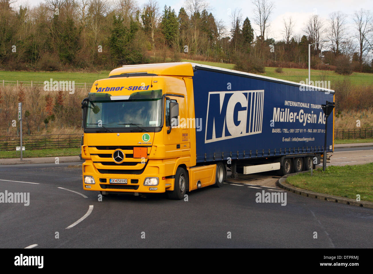 Uk hgv articulated trailers hi-res stock photography and images - Alamy