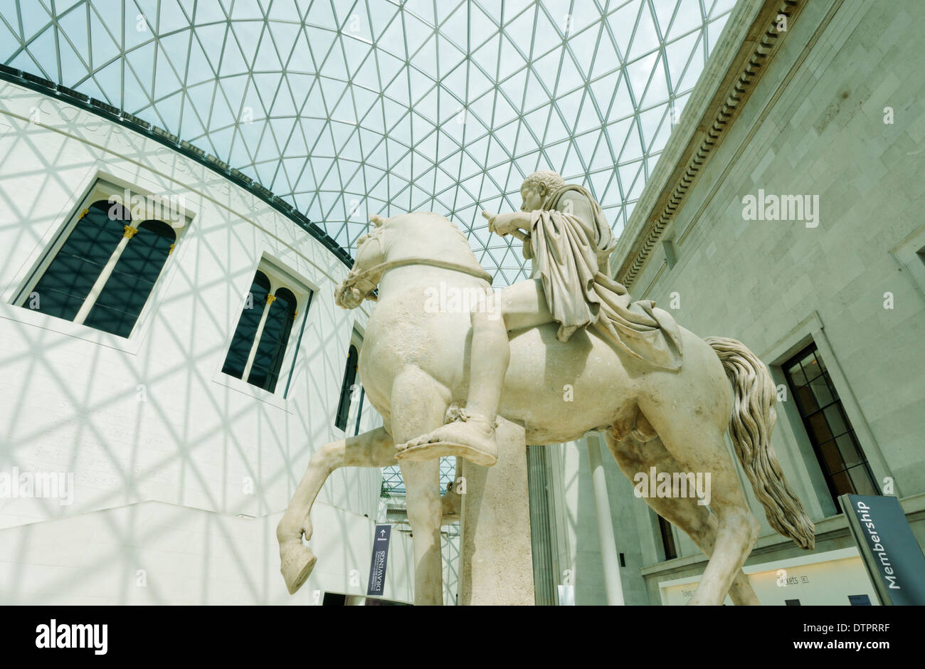 Statue in british museum hi-res stock photography and images - Alamy