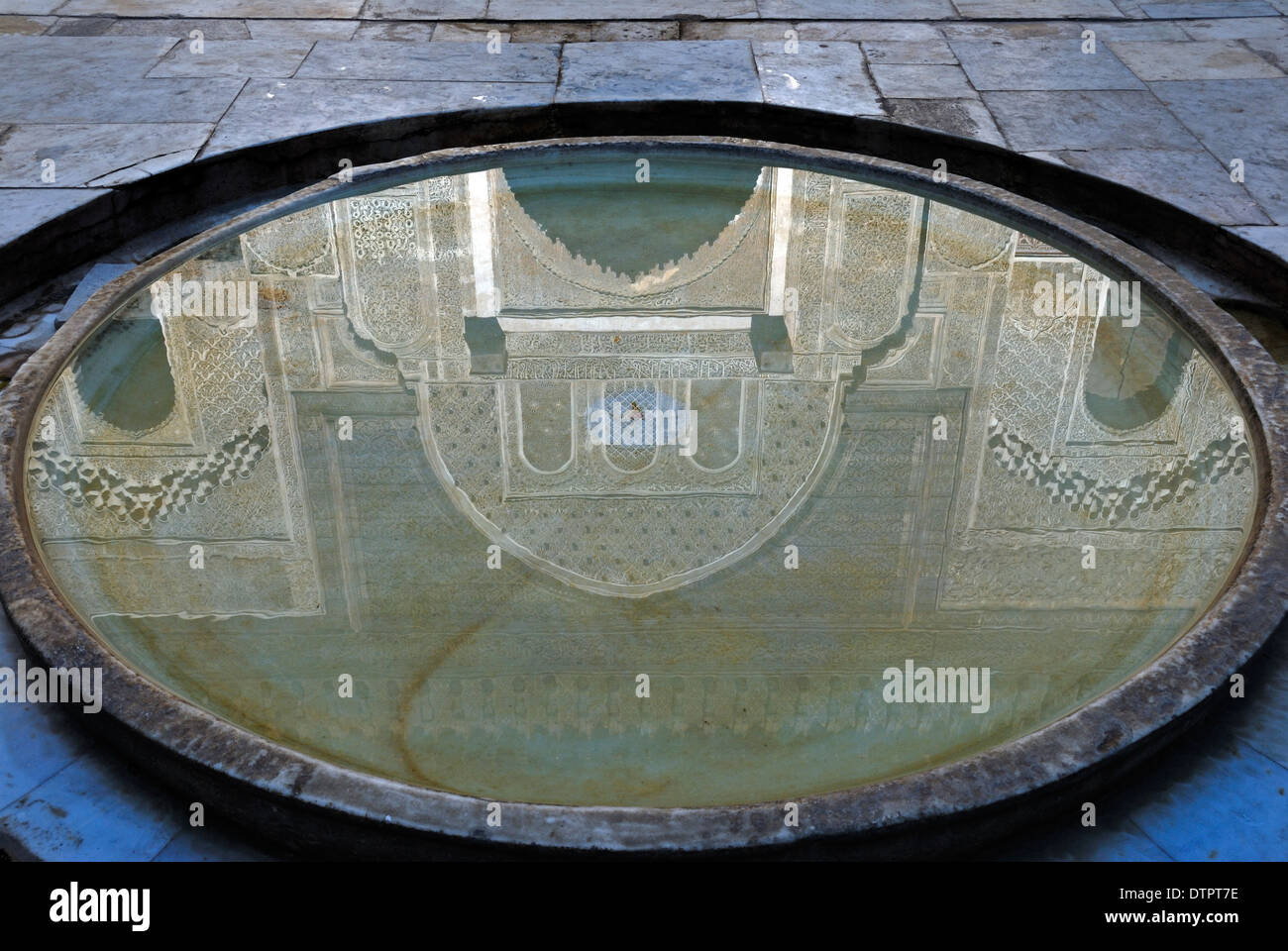 Moroccan architecture reflecting in pool Stock Photo - Alamy