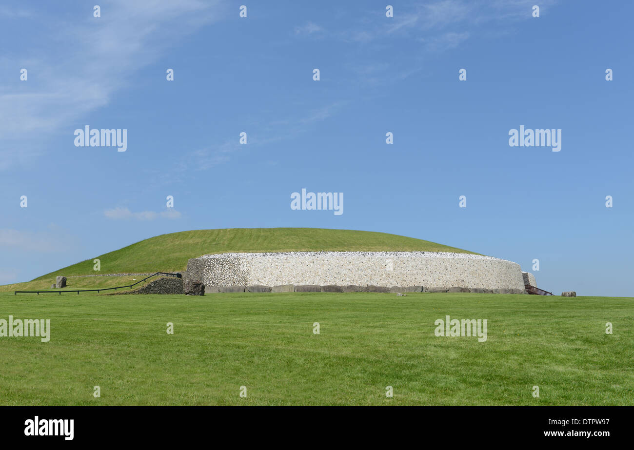 Newgrange stone hi-res stock photography and images - Alamy