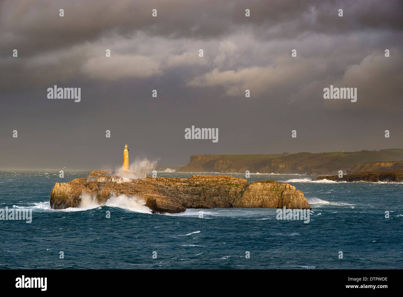 Lighthouse storm waves night hi-res stock photography and images - Alamy