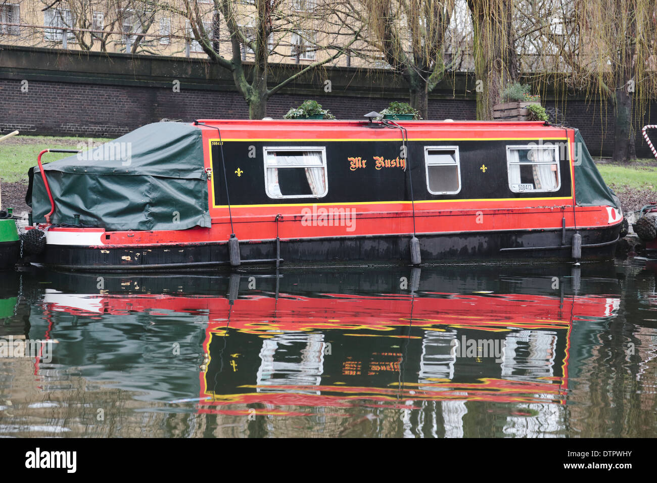 London canal water barge hi-res stock photography and images - Alamy