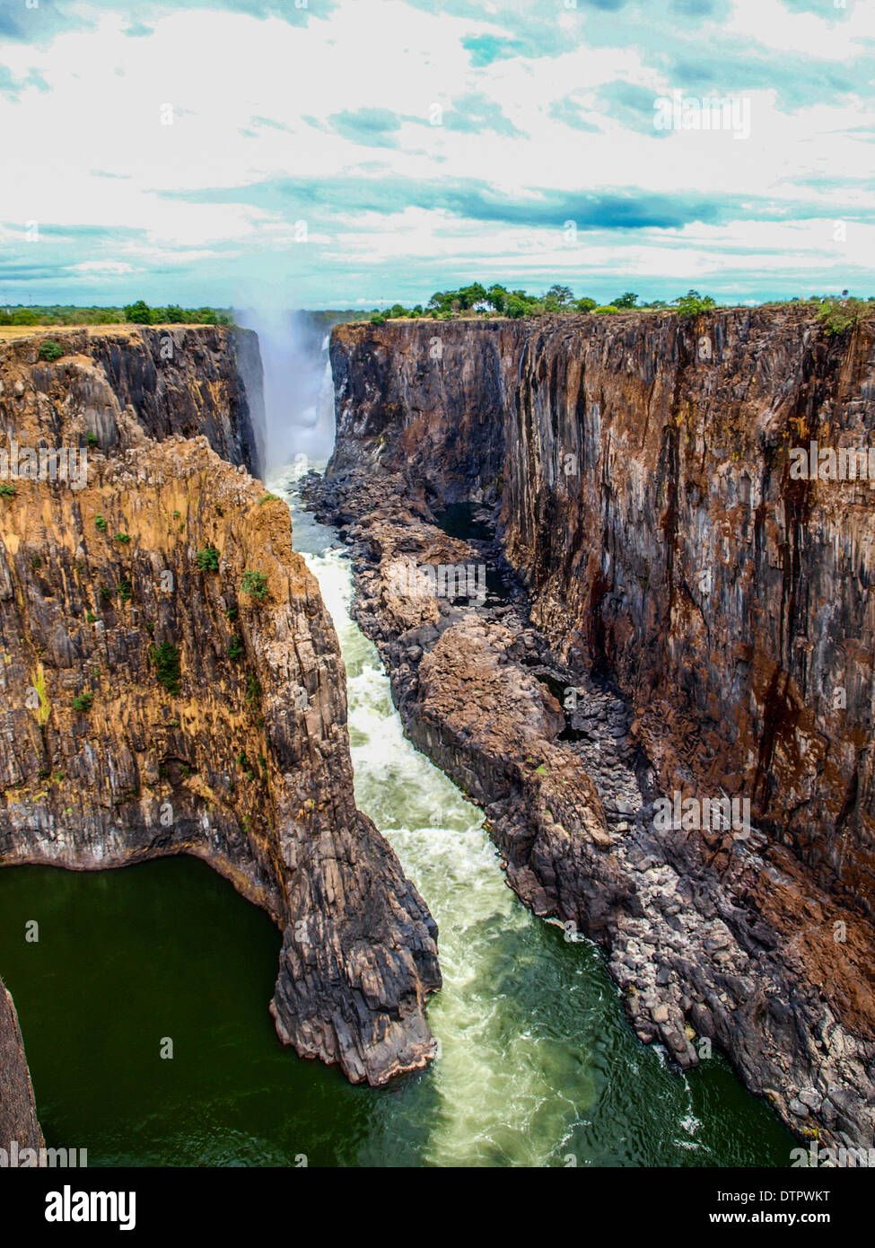 Victoria falls watefalls between the rocky gorge Stock Photo - Alamy