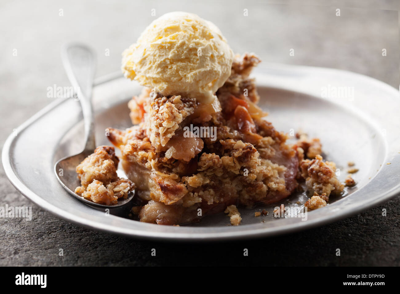 apple crumble with vanilla ice cream Stock Photo - Alamy