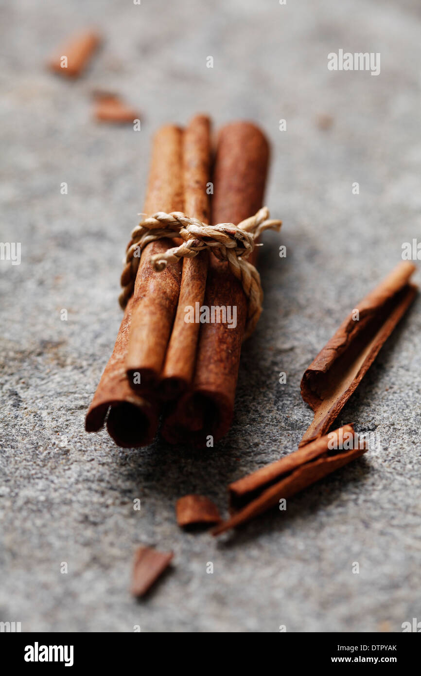Cinnamon sticks bunch hi-res stock photography and images - Alamy
