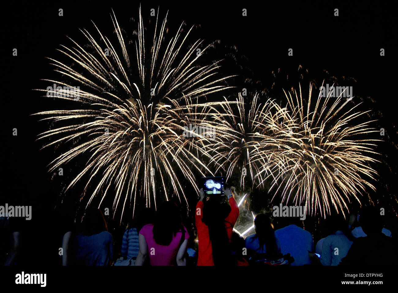 Pasay City, Philippines. 22nd Feb, 2014. People watch the fireworks ...