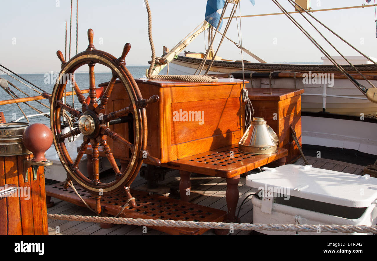 Ships wheel antique hi-res stock photography and images - Alamy