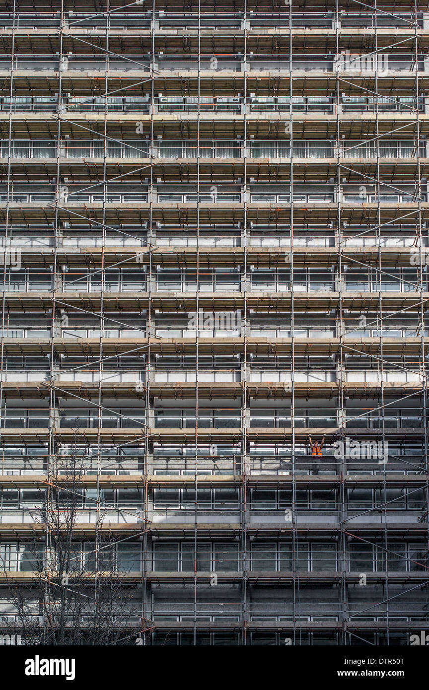 Orange scaffold hi-res stock photography and images - Alamy