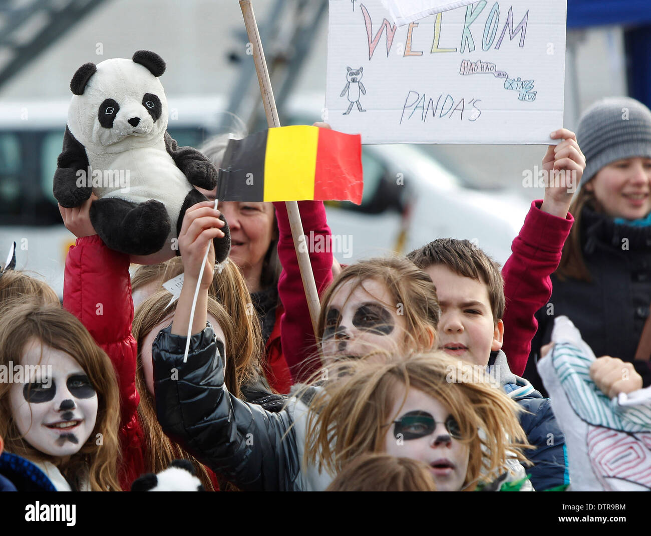 Brussels. 23rd Feb, 2014. Children welcome giant pandas Xing Hui and ...