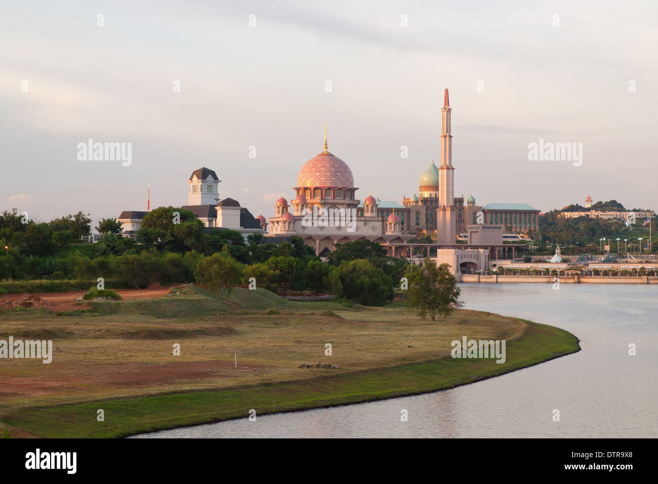Malaysia putrajaya mosque putra hi-res stock photography and images - Alamy