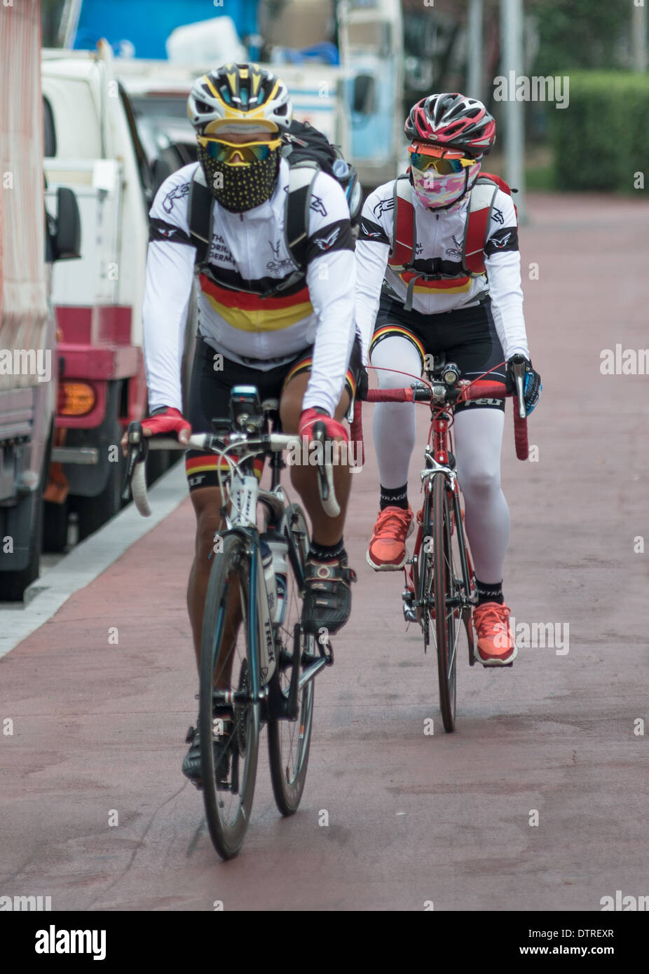 Cyclist with mask hi-res stock photography and images - Alamy