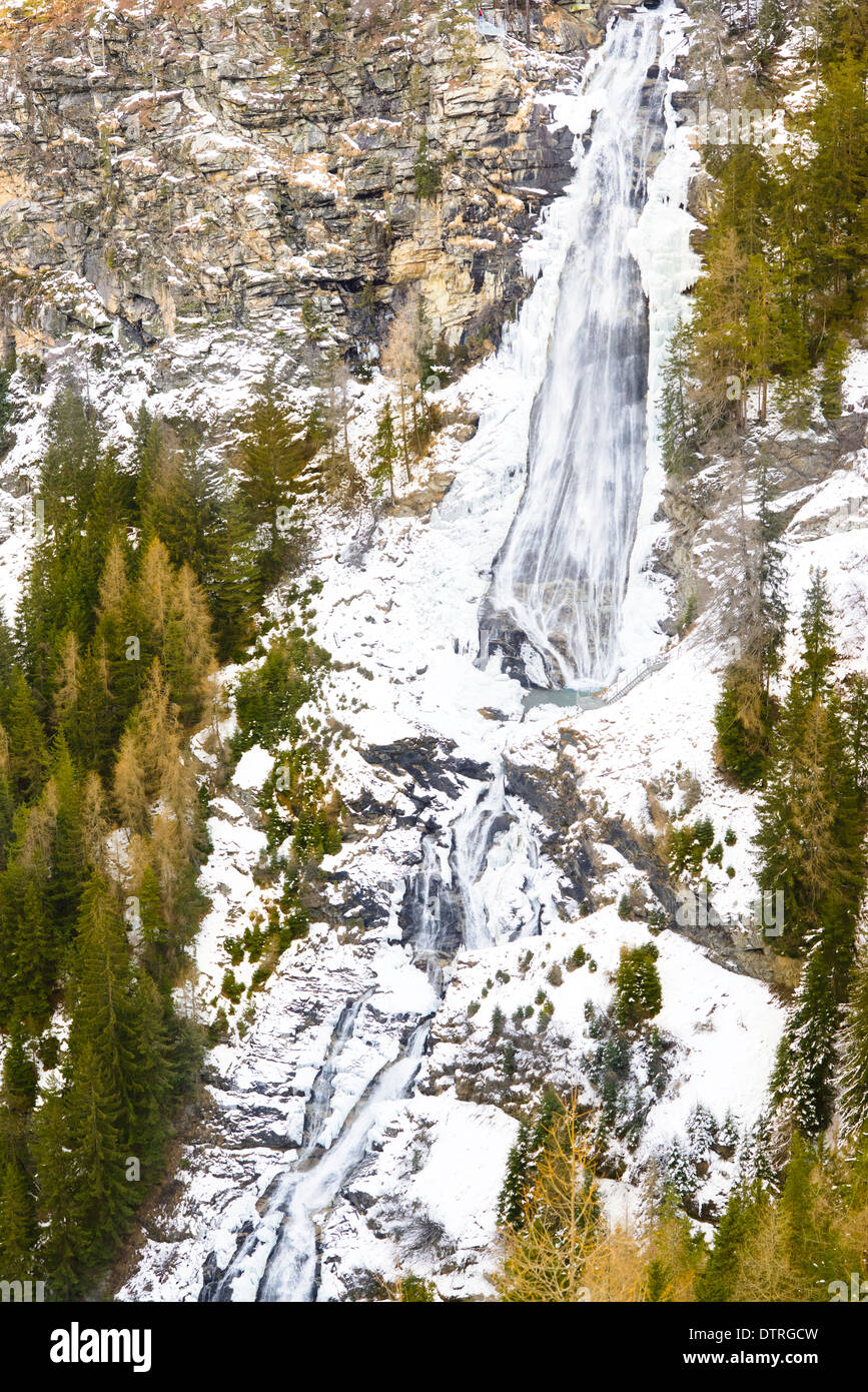 Icy waterfall hi-res stock photography and images - Alamy