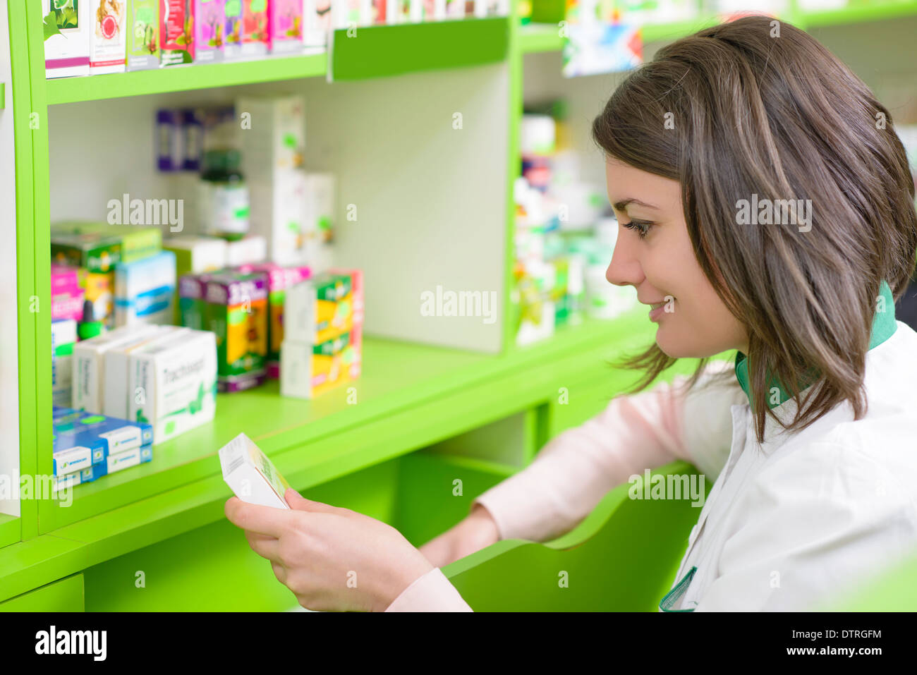 Pharmacist medicine hi-res stock photography and images - Alamy