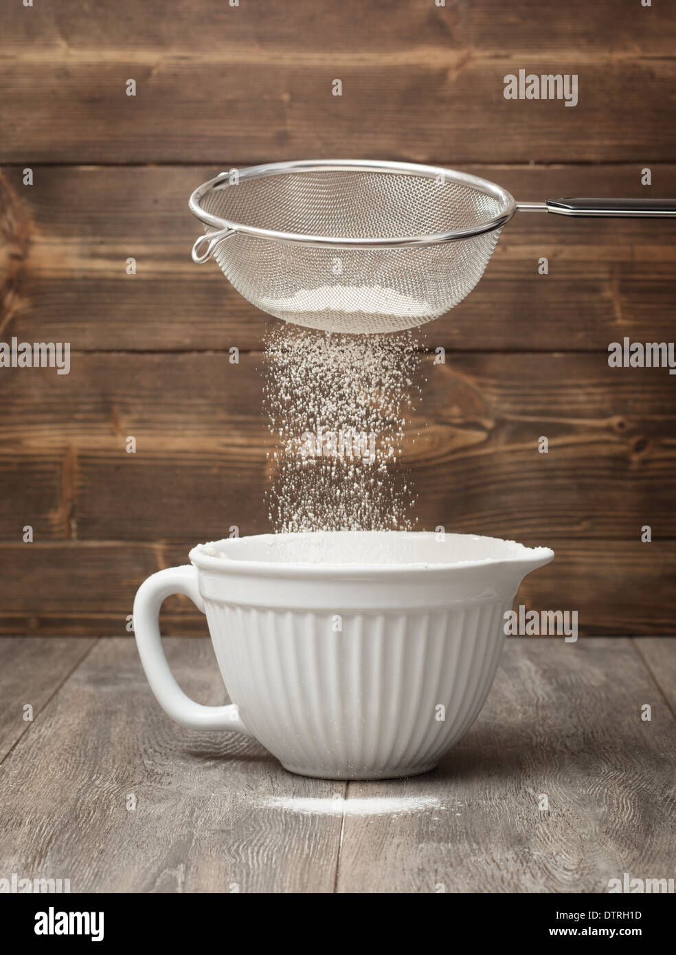 Flour sifting hi-res stock photography and images - Alamy