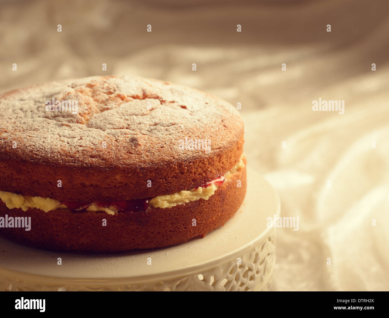 Old victoria sponge cake hi-res stock photography and images - Alamy