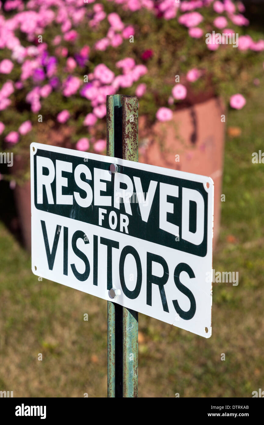 Reserved for visitors - sign seen by the landmark Stock Photo - Alamy
