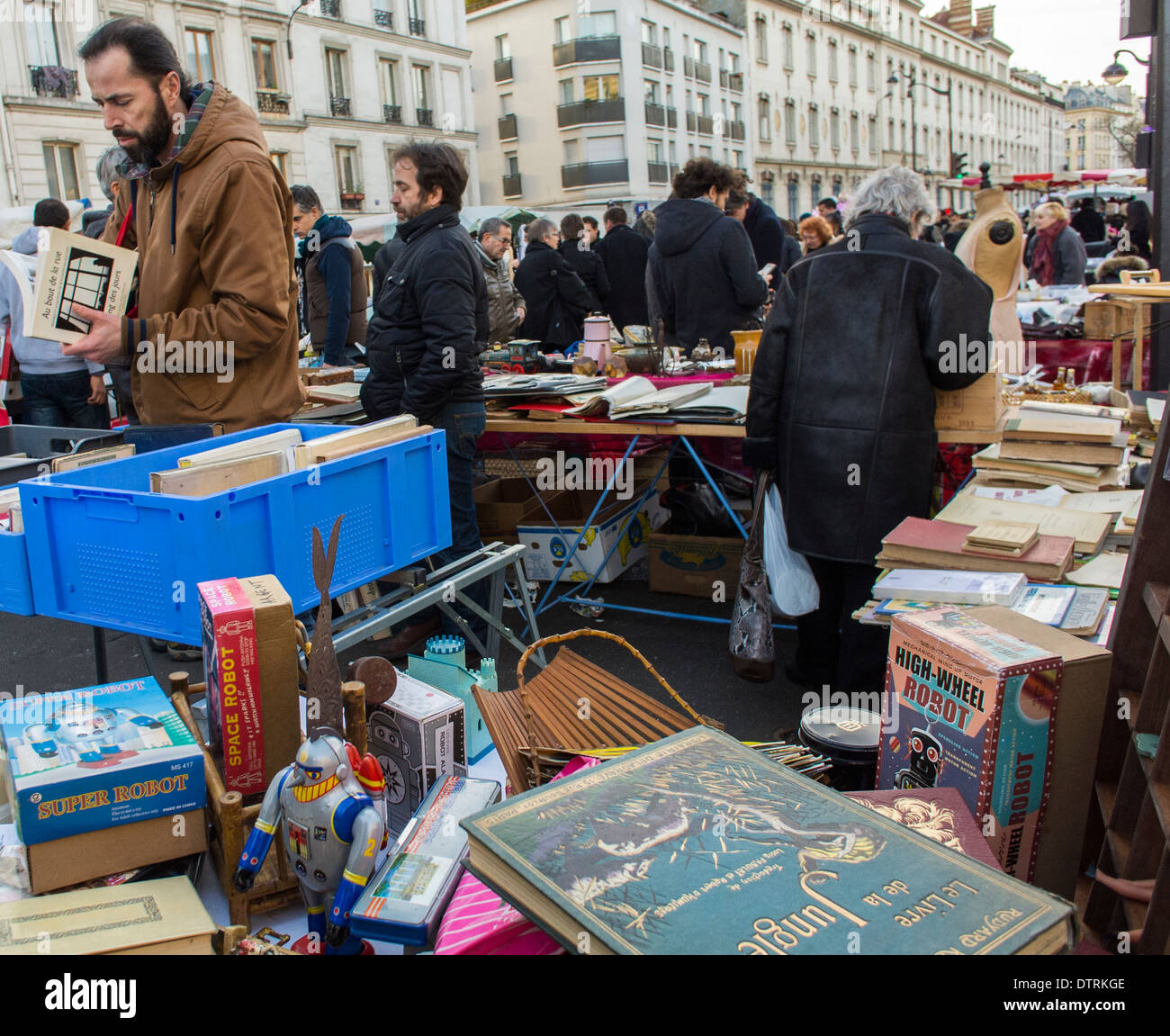Busy street paris hi-res stock photography and images - Alamy