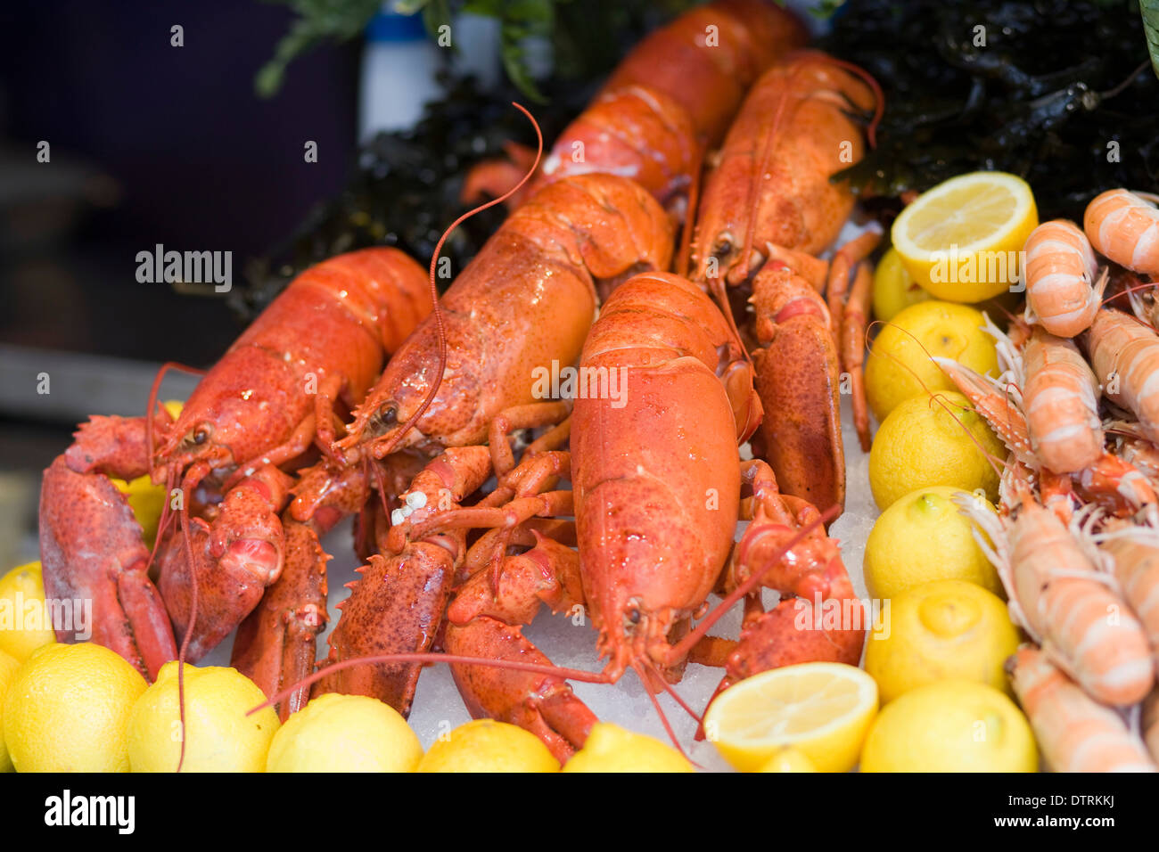 Paris fish market seafood market hi-res stock photography and images ...