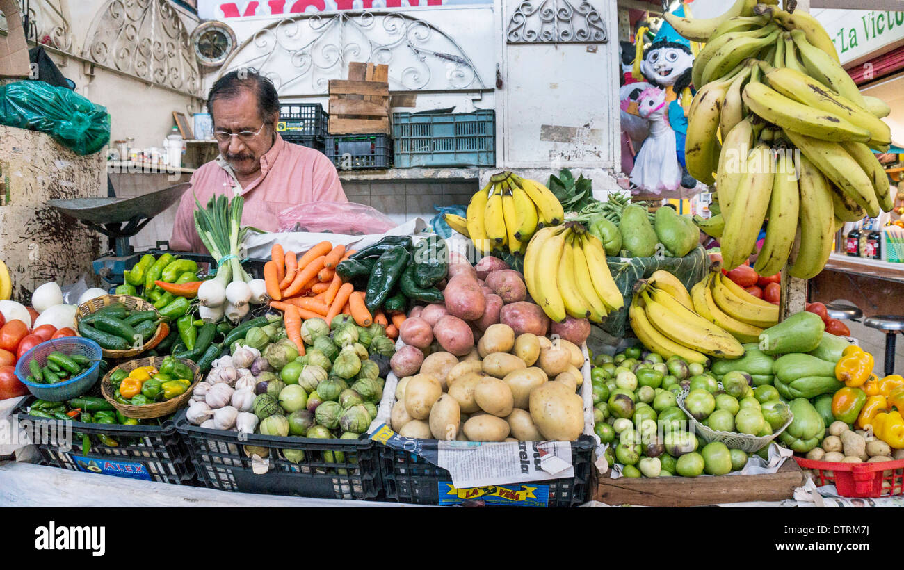 Vegetable vendor hi-res stock photography and images - Alamy