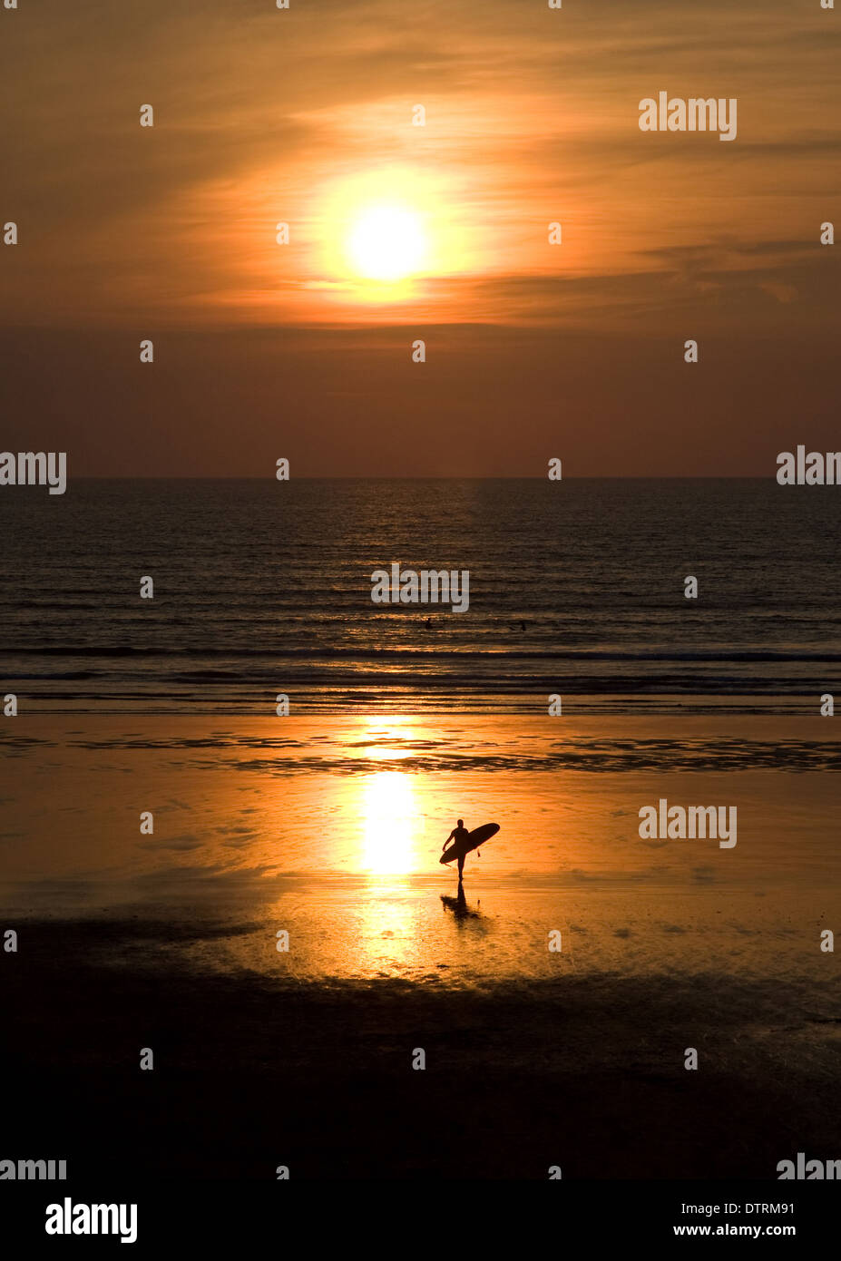 Silhouette surfer hi-res stock photography and images - Alamy