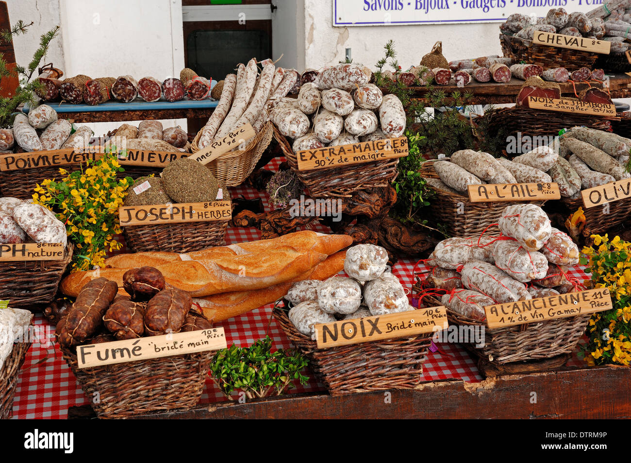 Marktstand mit verschiedenen sorten wurst hi-res stock photography and ...