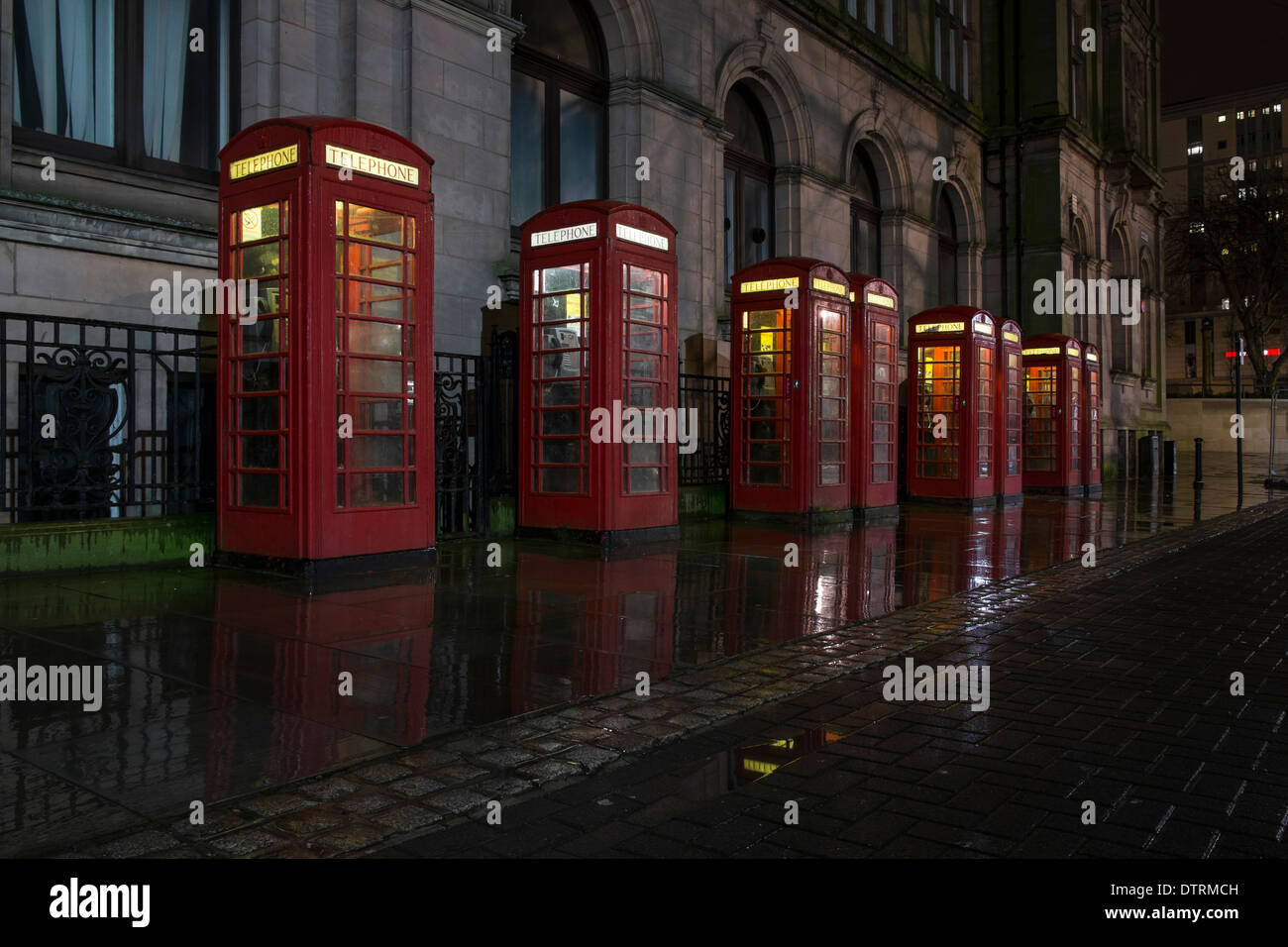 Red telephone boxes hi-res stock photography and images - Alamy