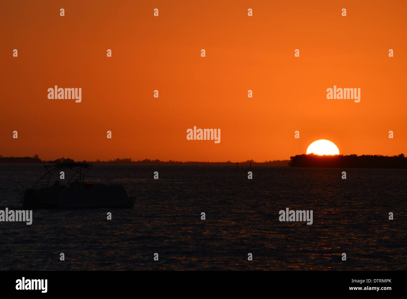 Orange coastal sunset hi-res stock photography and images - Alamy