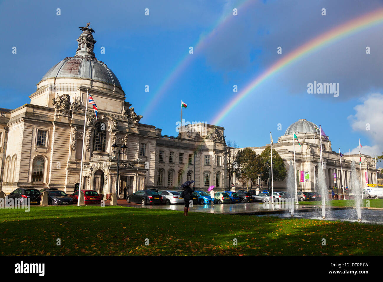 City hall cardiff hi-res stock photography and images - Alamy
