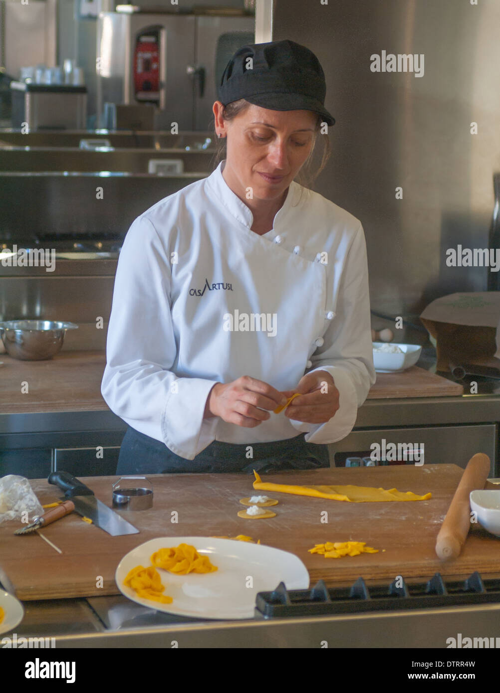 Woman making pasta italy hi-res stock photography and images - Alamy