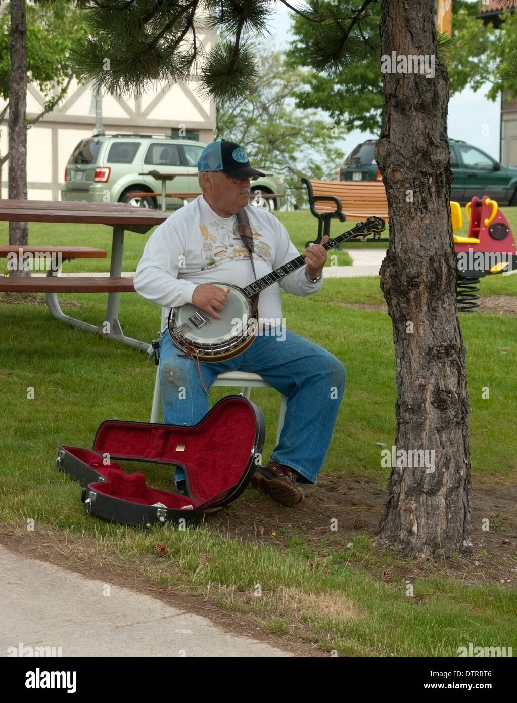 The banjo player hi-res stock photography and images - Alamy