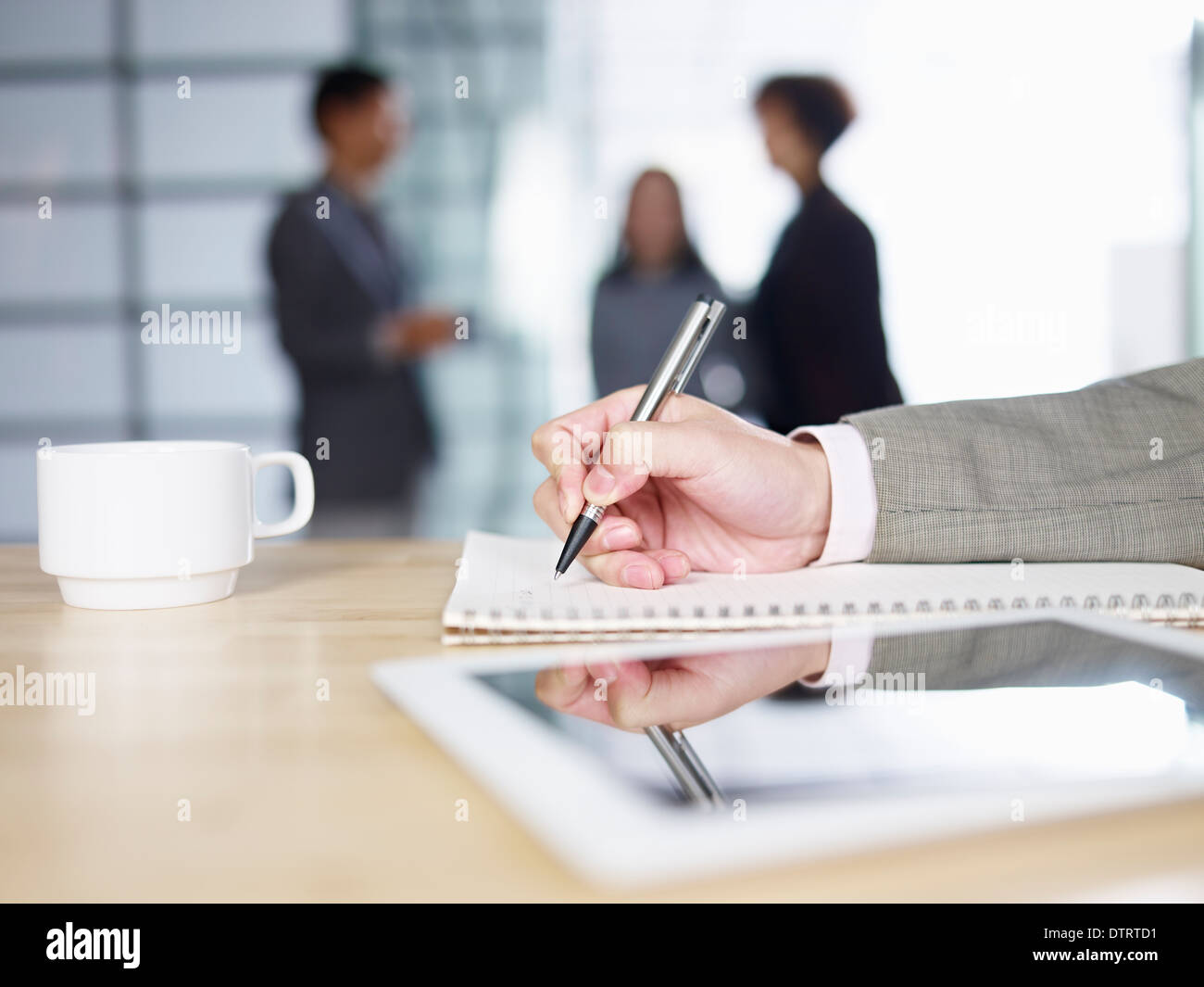 hand holding pen Stock Photo - Alamy