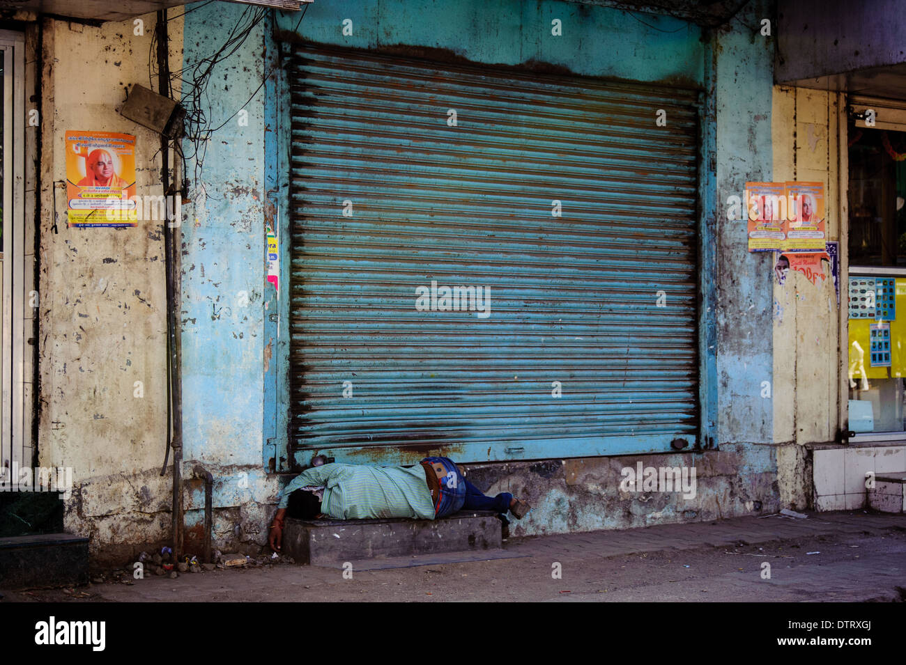 Man sleeping on doorstep in Mumbai Stock Photo - Alamy