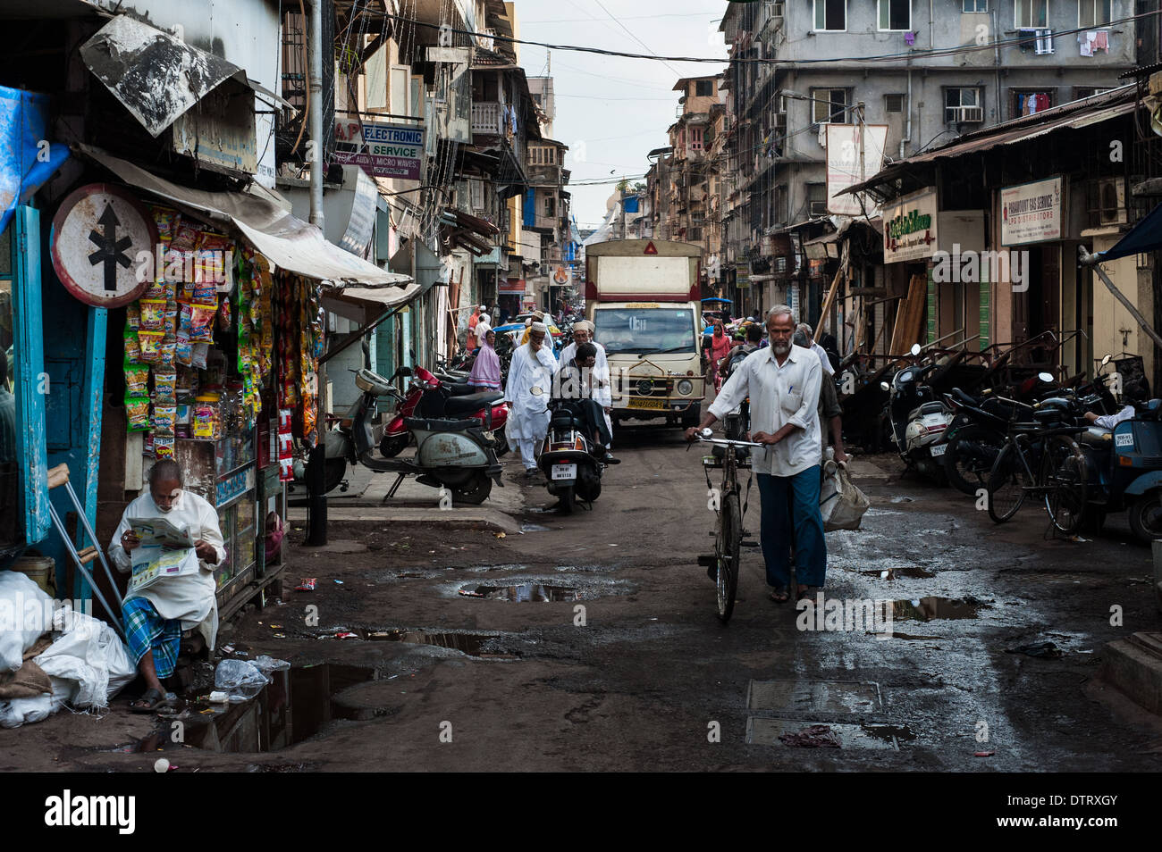 Along the narrow streets in Old Mumbai near JJ flyover Stock Photo ...