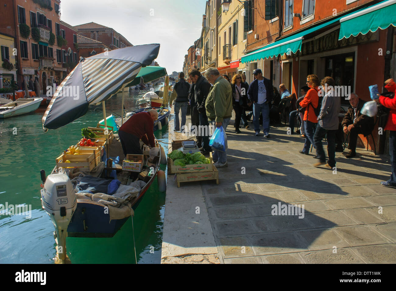 Market boat venice hi-res stock photography and images - Alamy