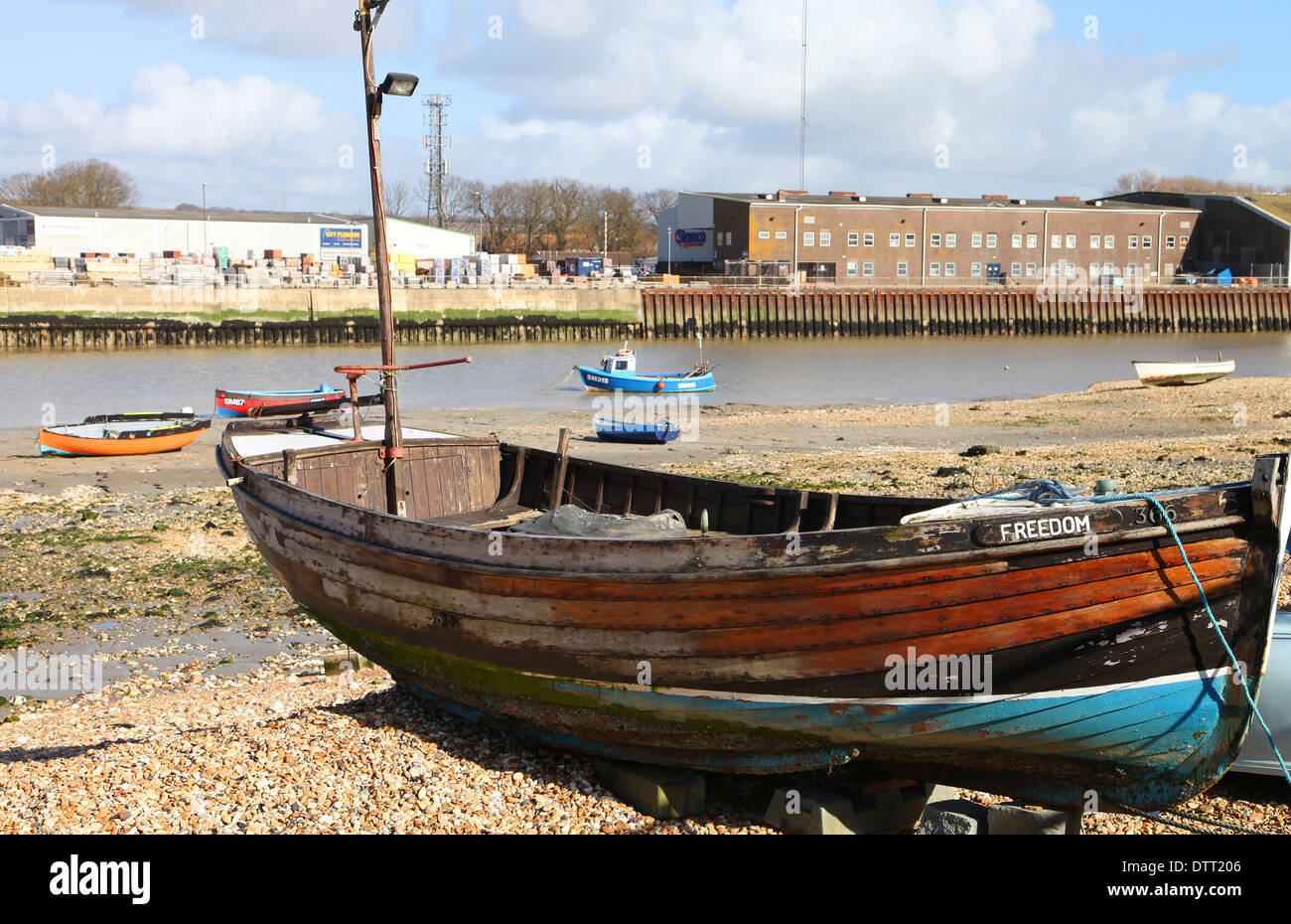 Fishing dinghy on the pebbles at Shoreham Harbour Stock Photo - Alamy