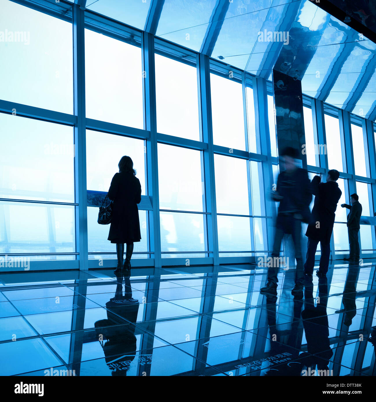 Platform mirror hi-res stock photography and images - Alamy