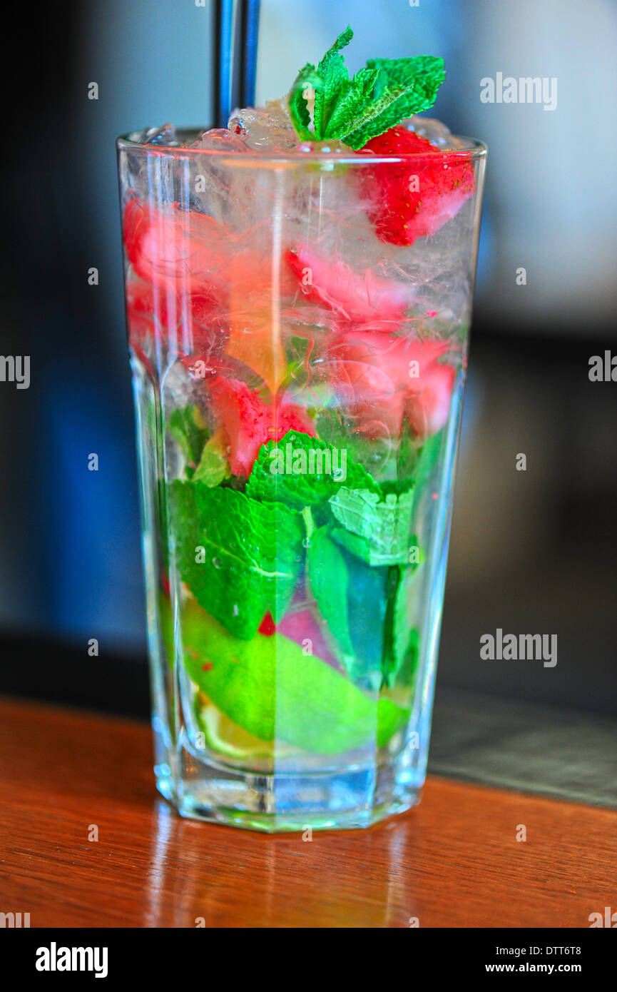 Strawberry mohito cocktail Stock Photo - Alamy