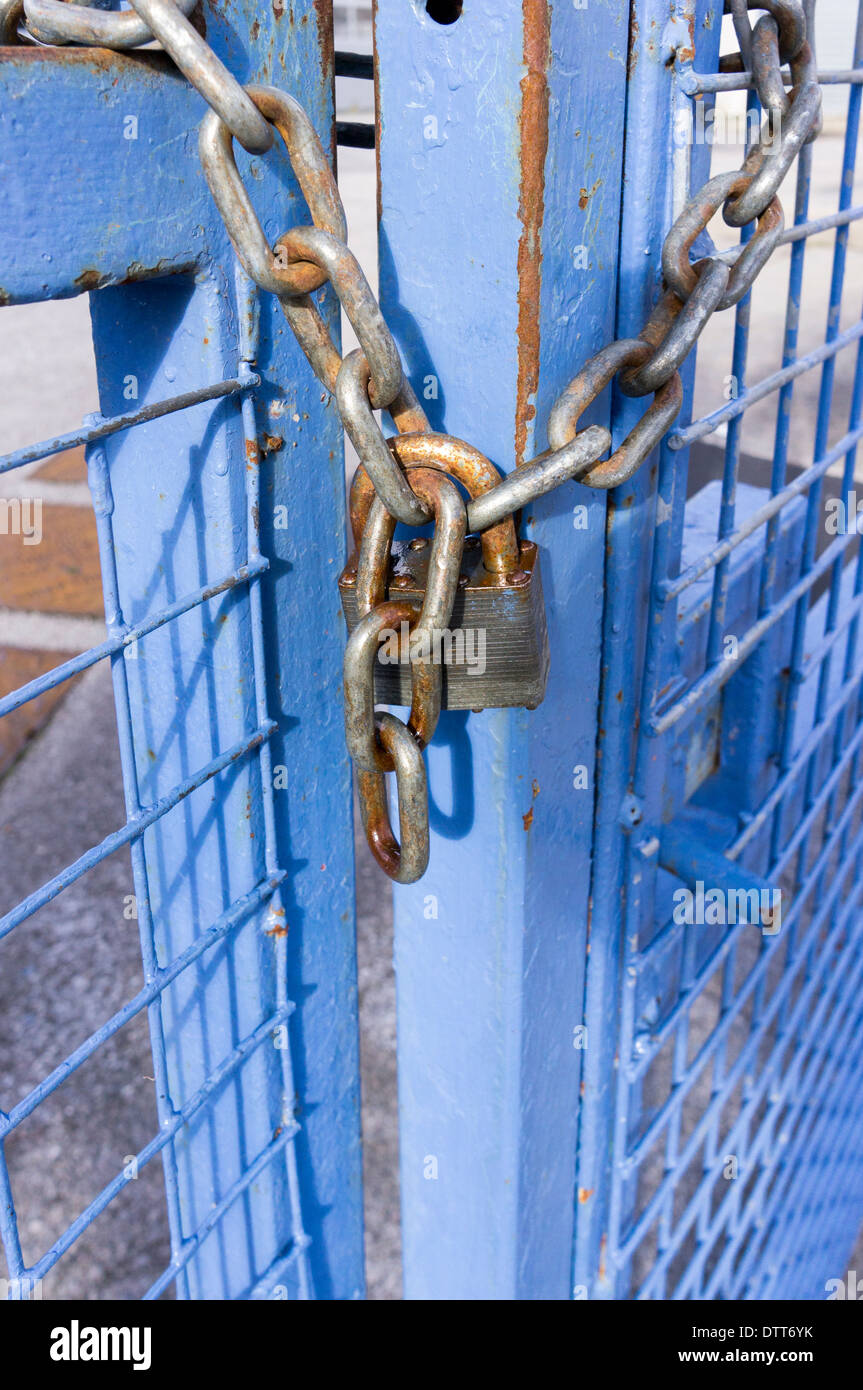 Padlock and chain on gate Stock Photo - Alamy