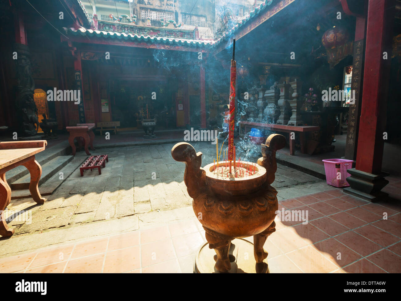 Chinese temple altar hi-res stock photography and images - Alamy