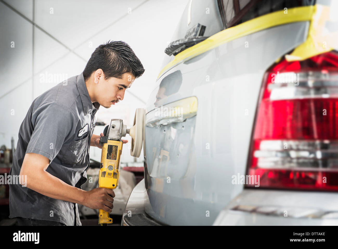 Hispanic mechanic working in auto shop Stock Photo - Alamy