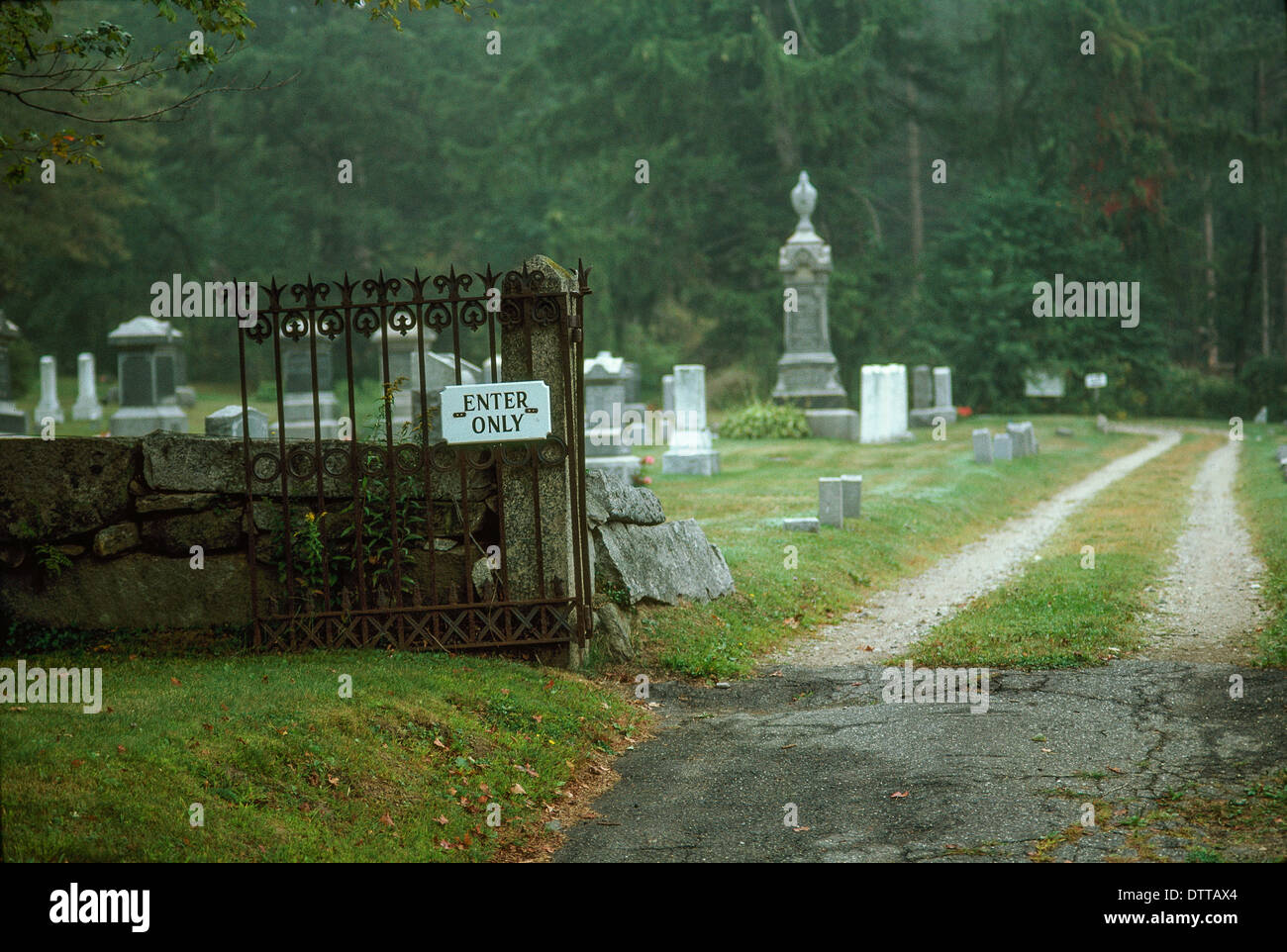 Graveyard entrance signage hi-res stock photography and images - Alamy