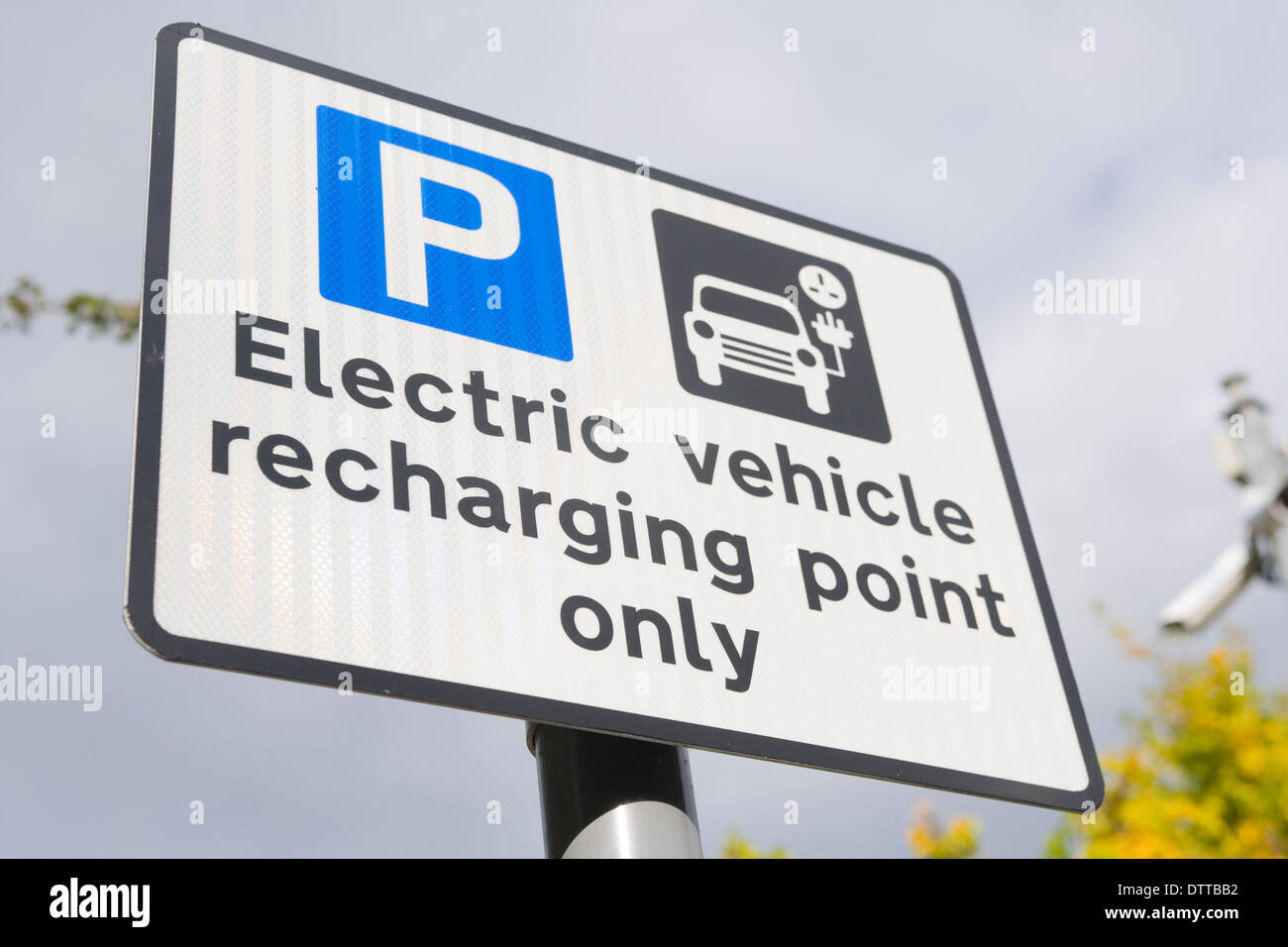 Electric car charging point sign hi-res stock photography and images ...